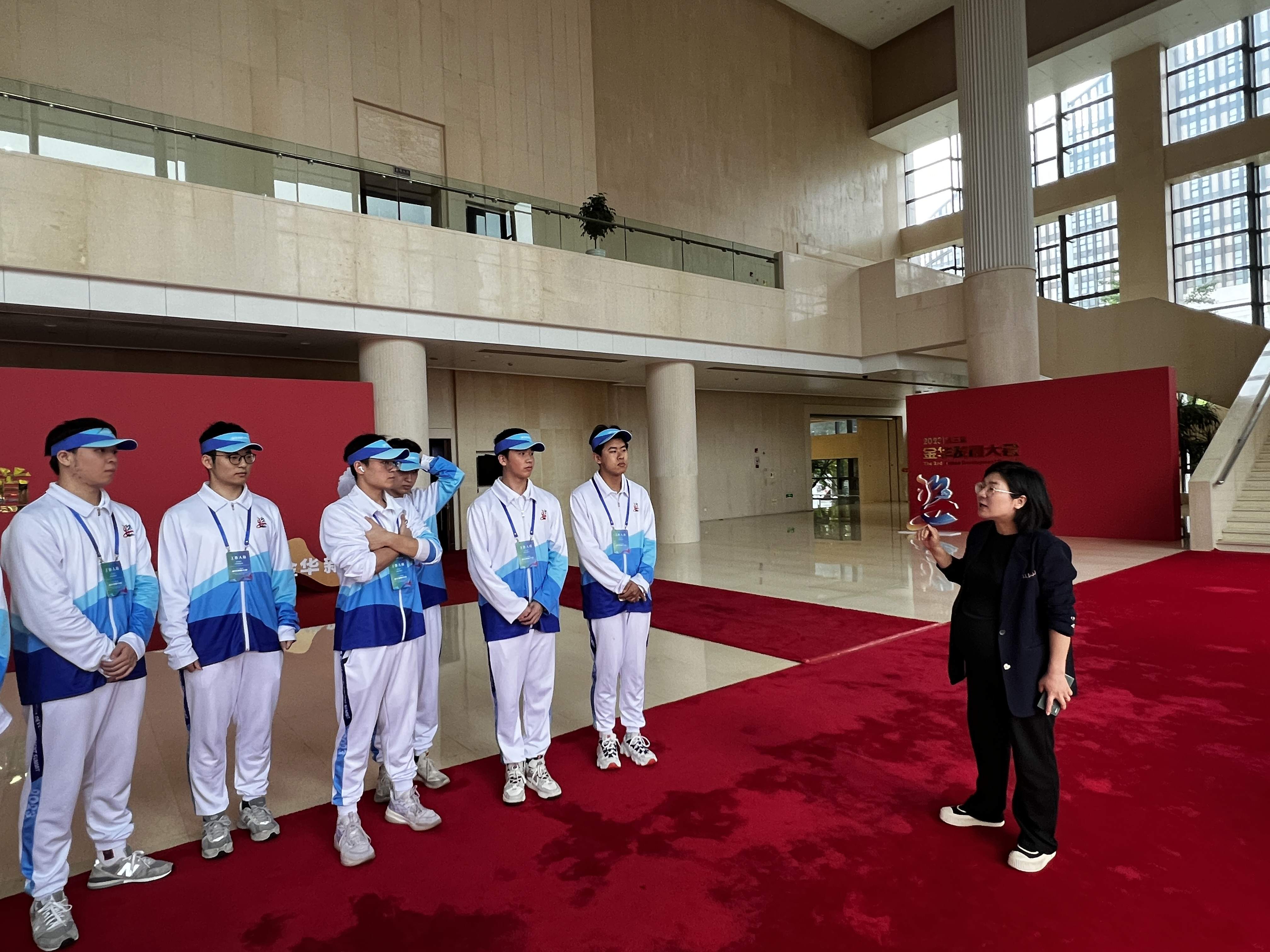 30名“小财金”志愿服务第三届金华发展大会-上海财经大学浙江学院门户网站